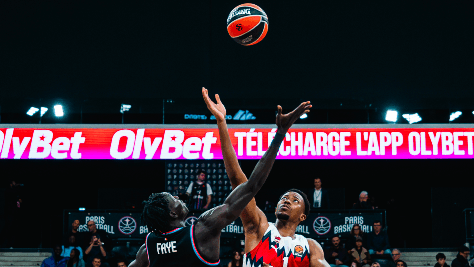 The jump ball or tip-off : the glossary of basketix - ParisBasketball